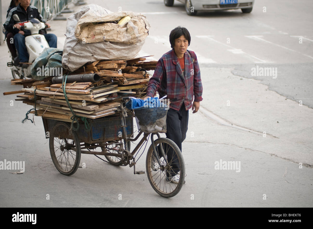 Shanghai street scene hi-res stock photography and images - Alamy