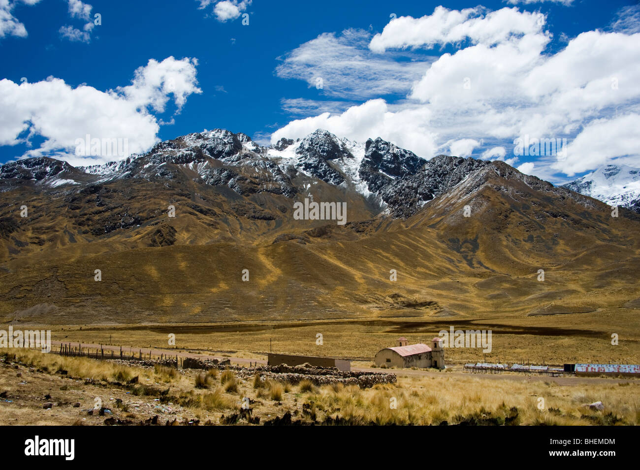 Mountain scenery at high altitude near Abra La Raya between Puno and ...