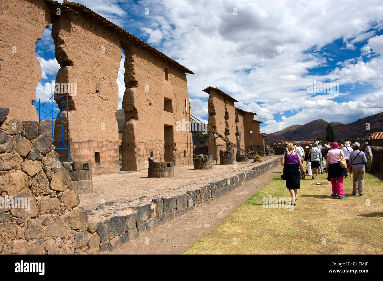 The central wall at Raqchi Incan ruins in Peru Stock Photo - Alamy