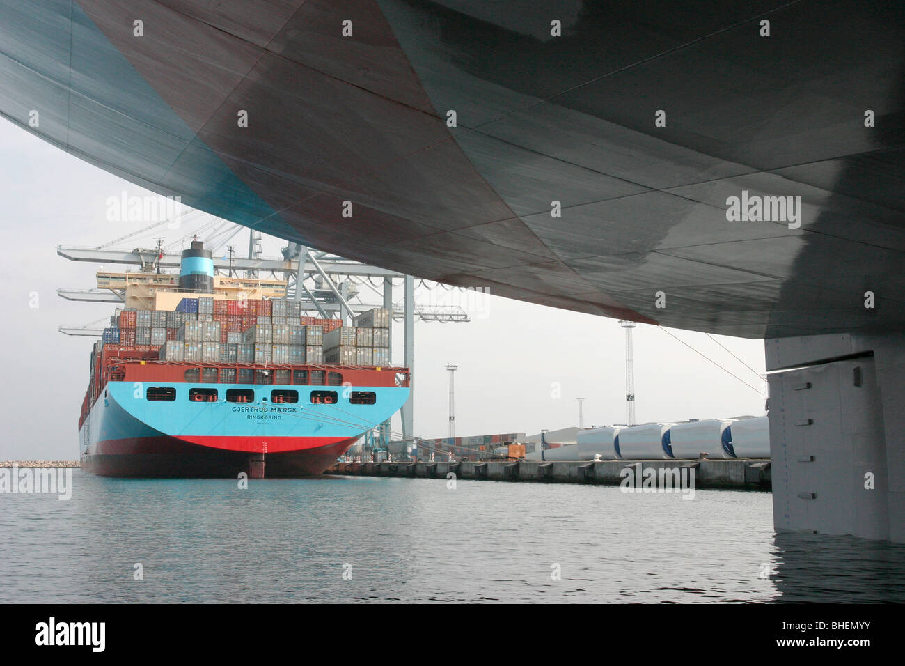 Apm terminals container ship port hi-res stock photography and images ...