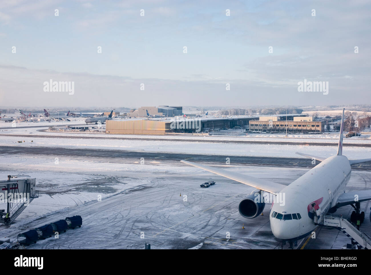 Gatwick airport snow hi-res stock photography and images - Alamy