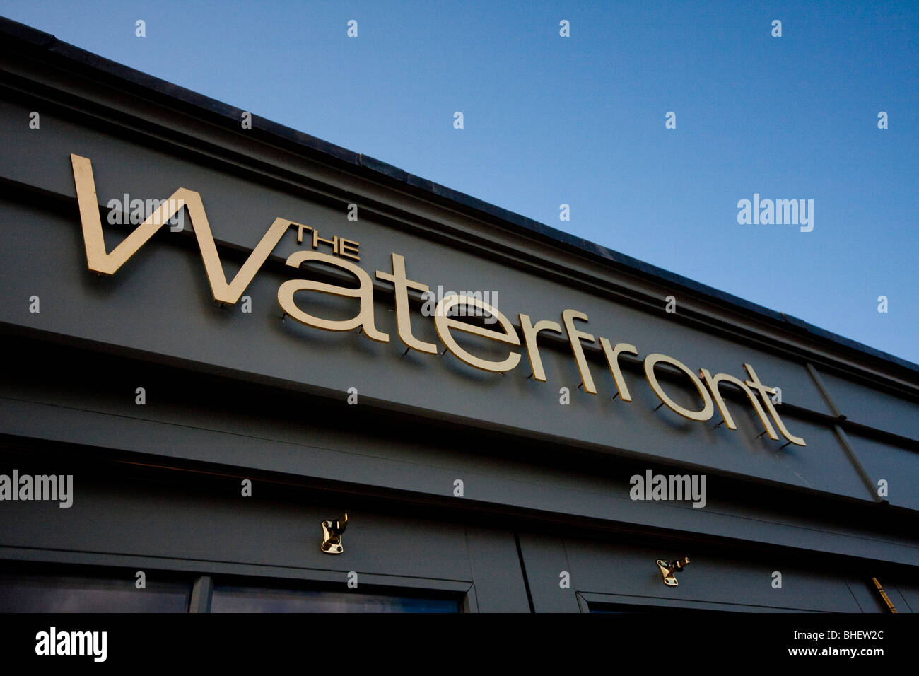 Image of the Waterfront pub in Barton under Needwood marina Stock Photo ...