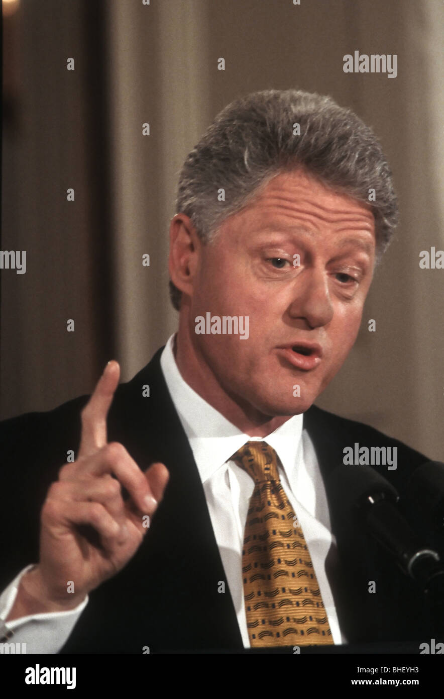President bill clinton points portrait hi-res stock photography and ...