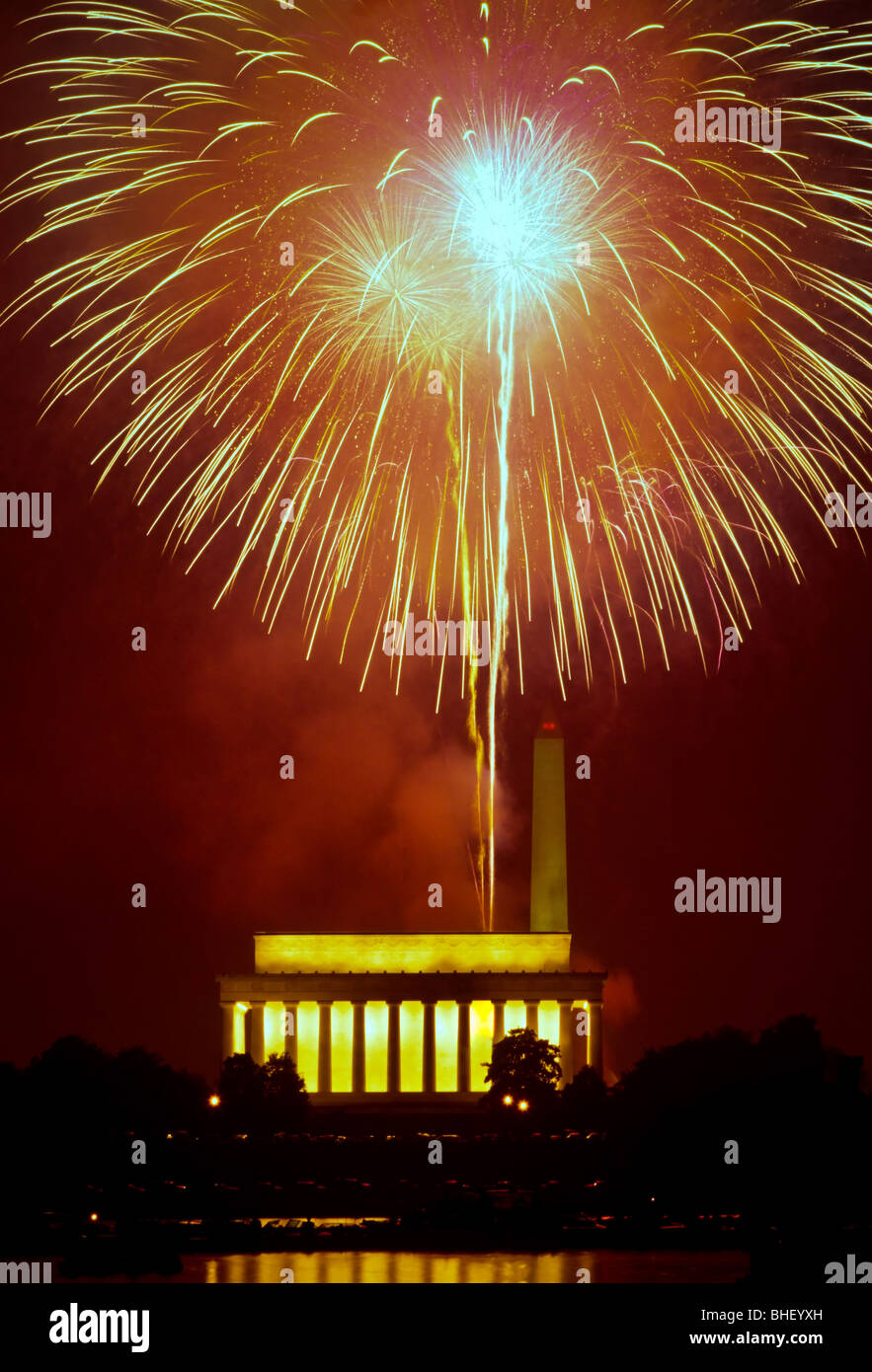 Fireworks explode over the Lincoln Memorial & Washington Monument ...