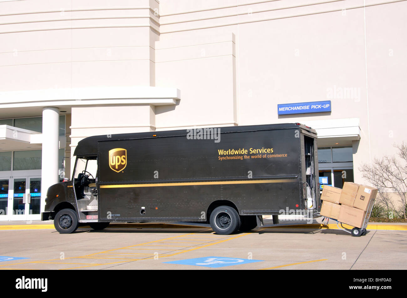 Ups truck unloading loading hi-res stock photography and images - Alamy