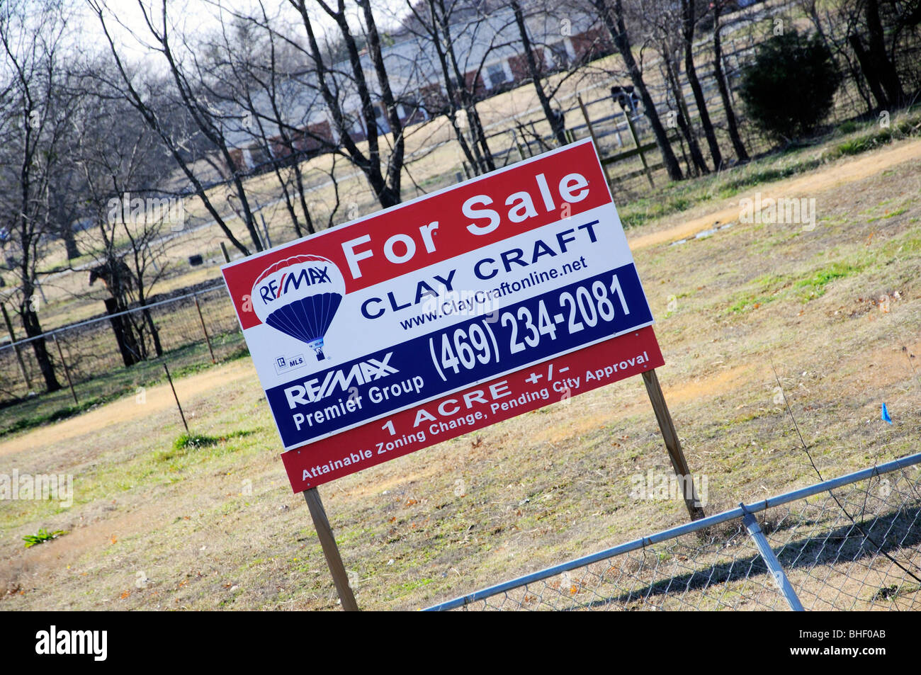 Land for sale sign Stock Photo - Alamy