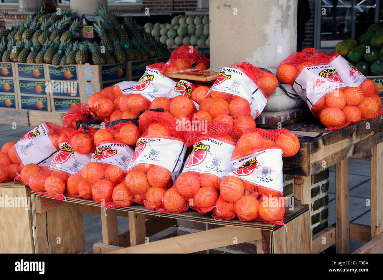 Grapefruits on sale at local supermarket Stock Photo - Alamy