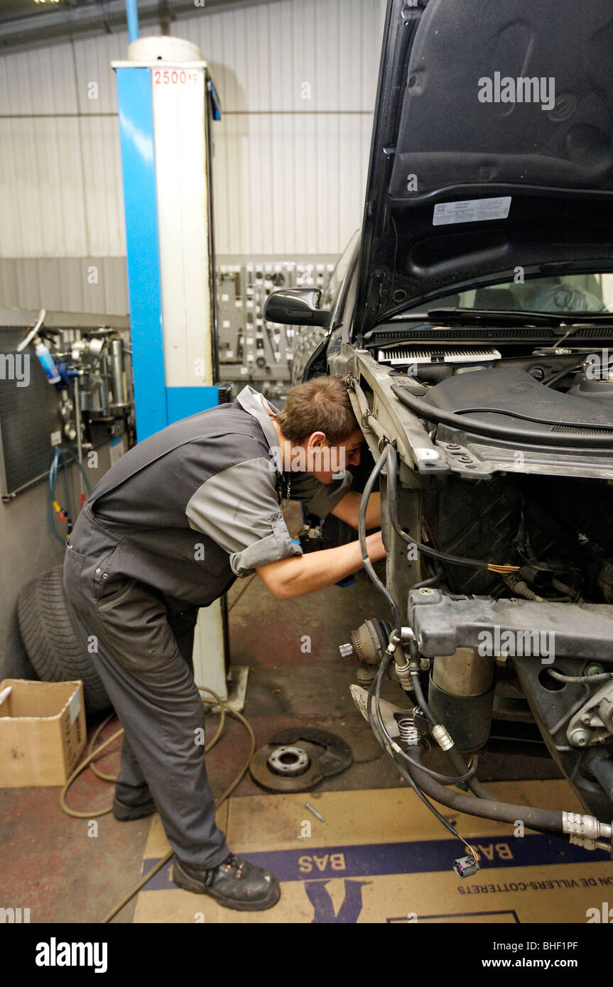 Audi garage hi-res stock photography and images - Alamy