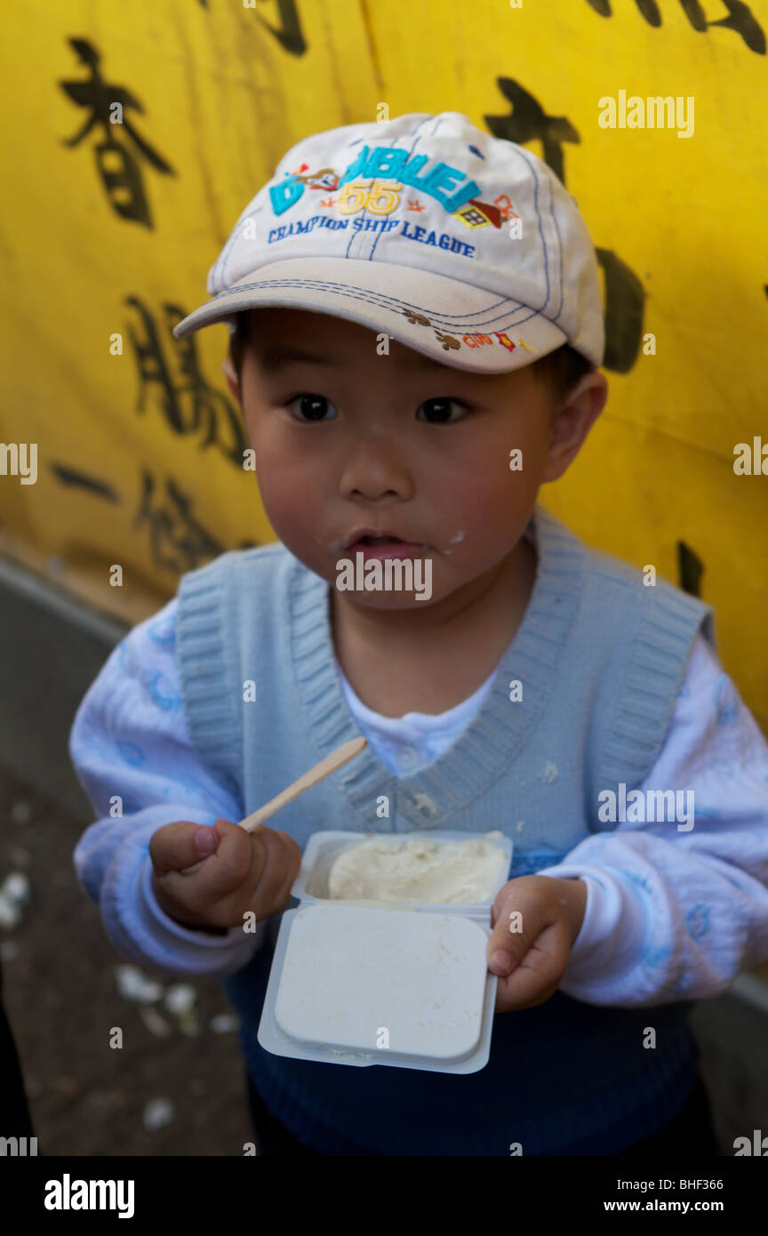 taiwanese child eating Stock Photo - Alamy