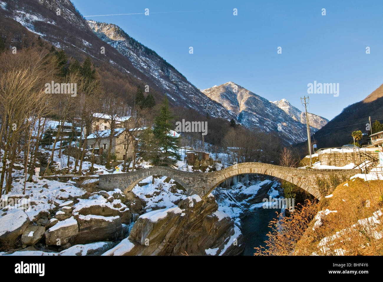 Bridge jumps, Ponte dei salti, Lavertezzo, Verzasca Valley, Switzerland ...