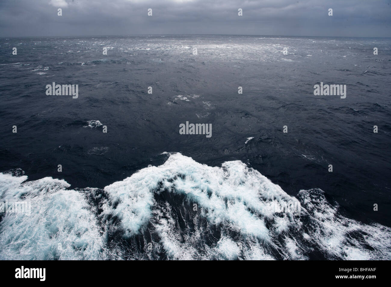 Waves, cruise liner, Queen Mary 2, Atlantic ocean Stock Photo - Alamy