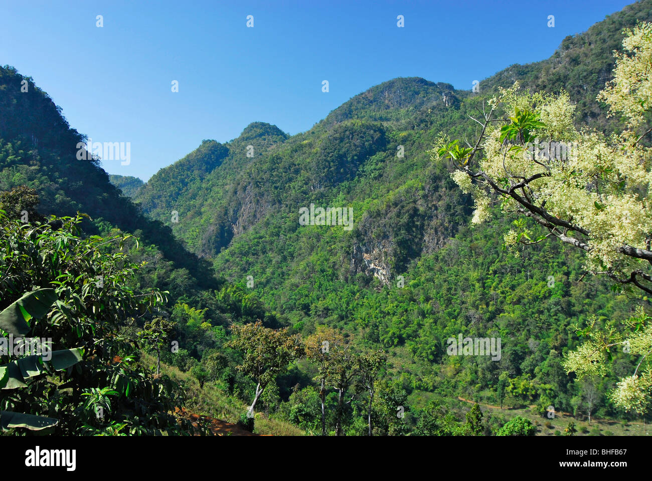 Ang triangle hi-res stock photography and images - Alamy