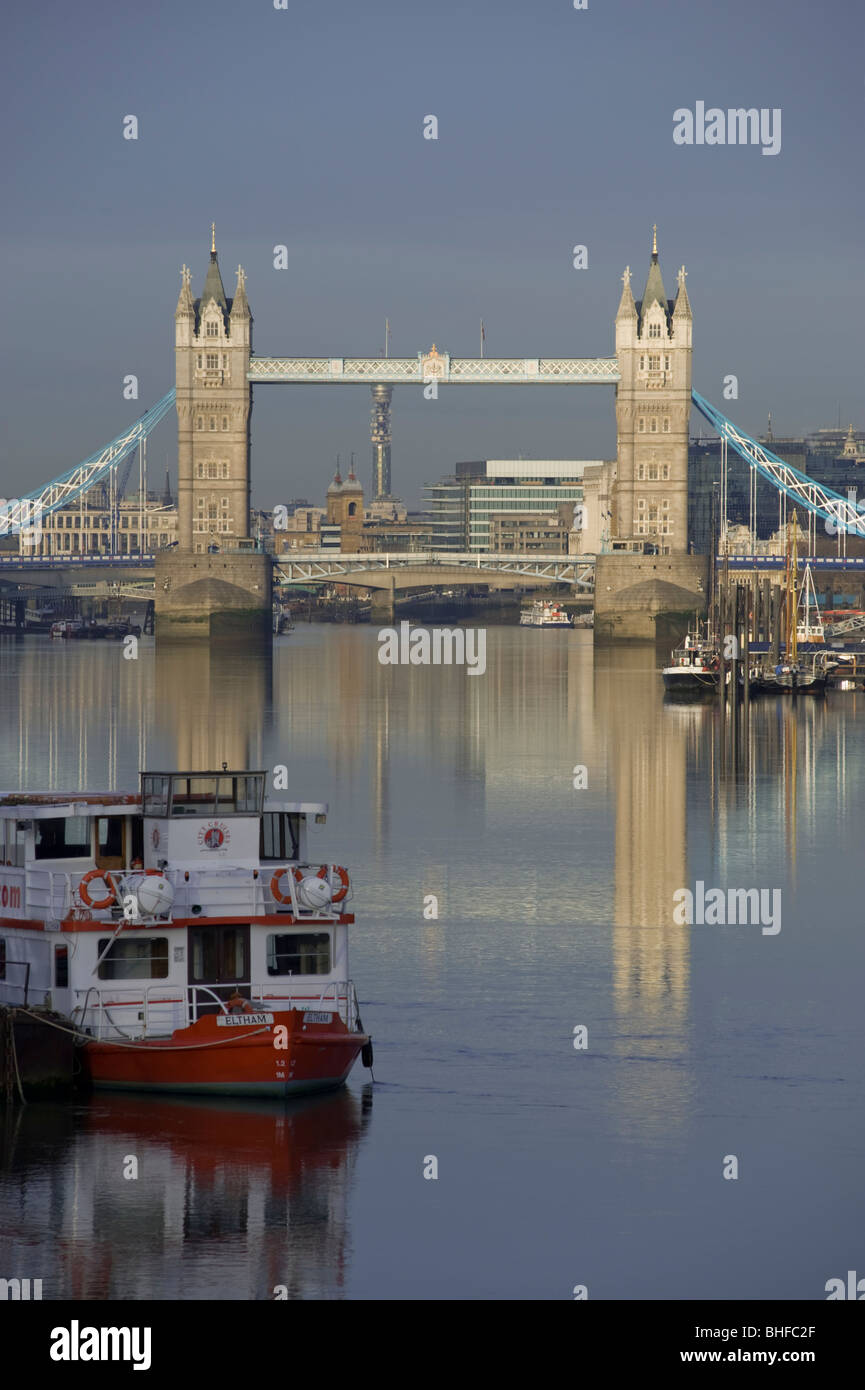 Southwark bridge across river hi-res stock photography and images - Alamy