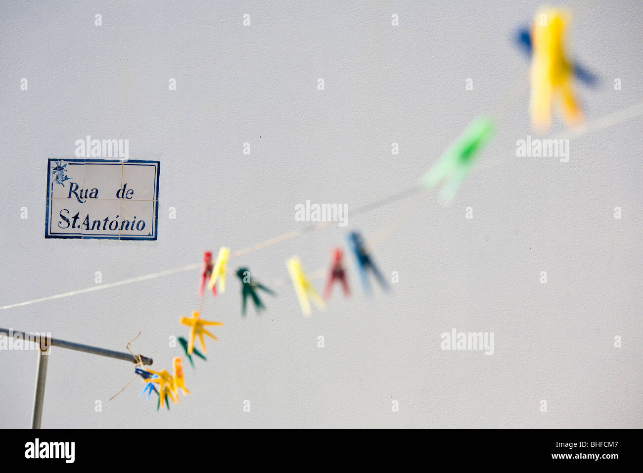 Clothesline, washing line with pegs against a white wall, Odeceixe ...