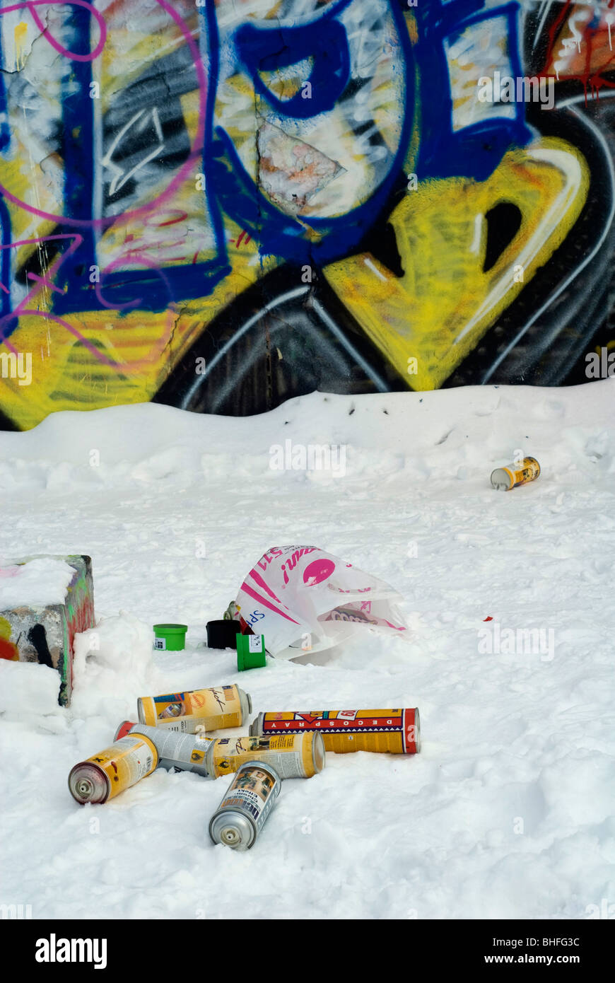 Berlin wall color hi-res stock photography and images - Alamy