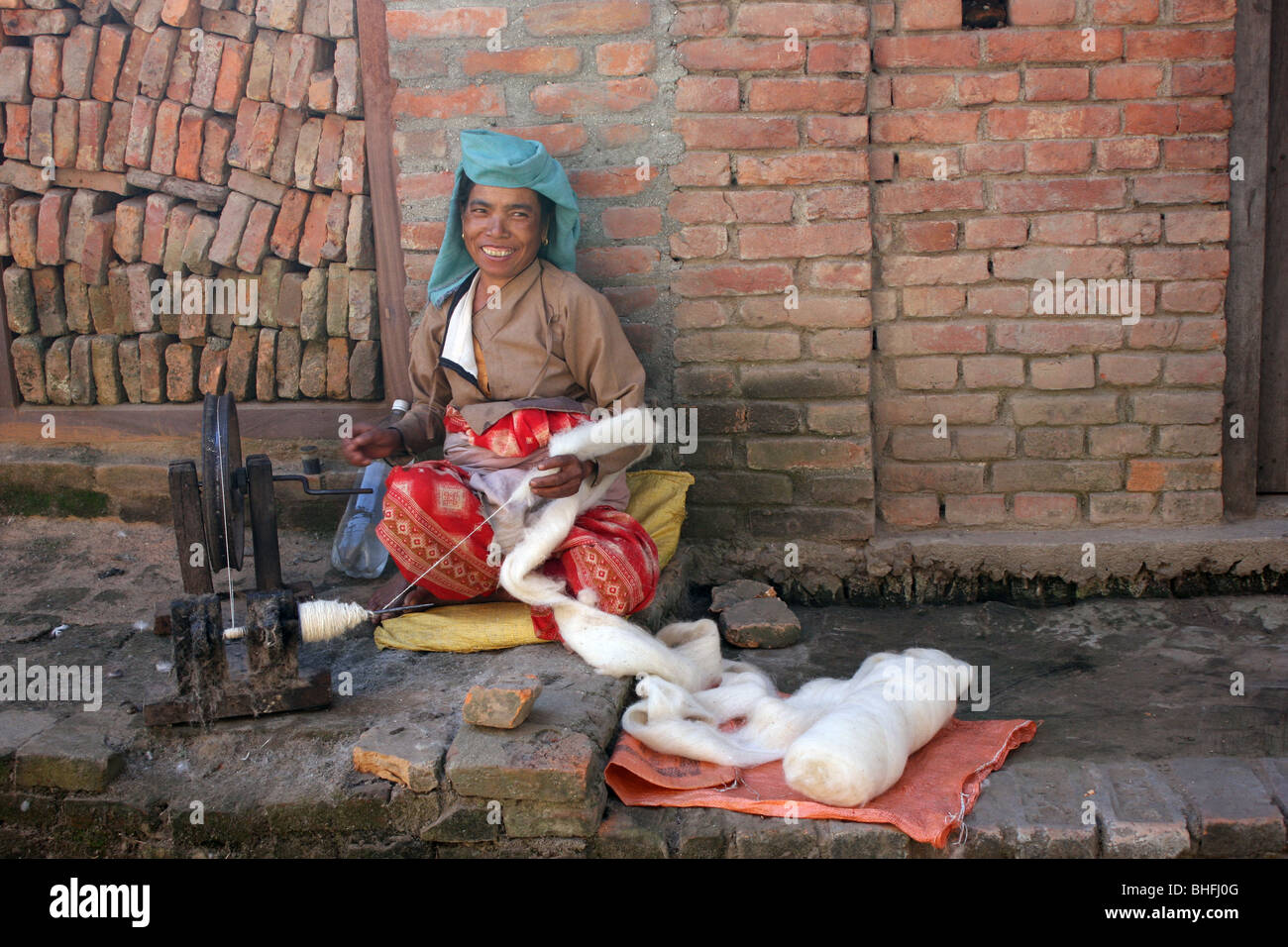 woman spinning wool in village outside kathmandu nepal Stock Photo - Alamy