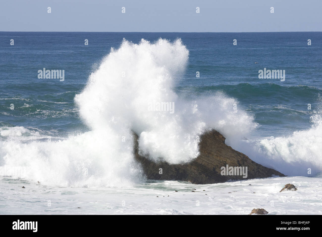 Wave crashing on rock hi-res stock photography and images - Alamy