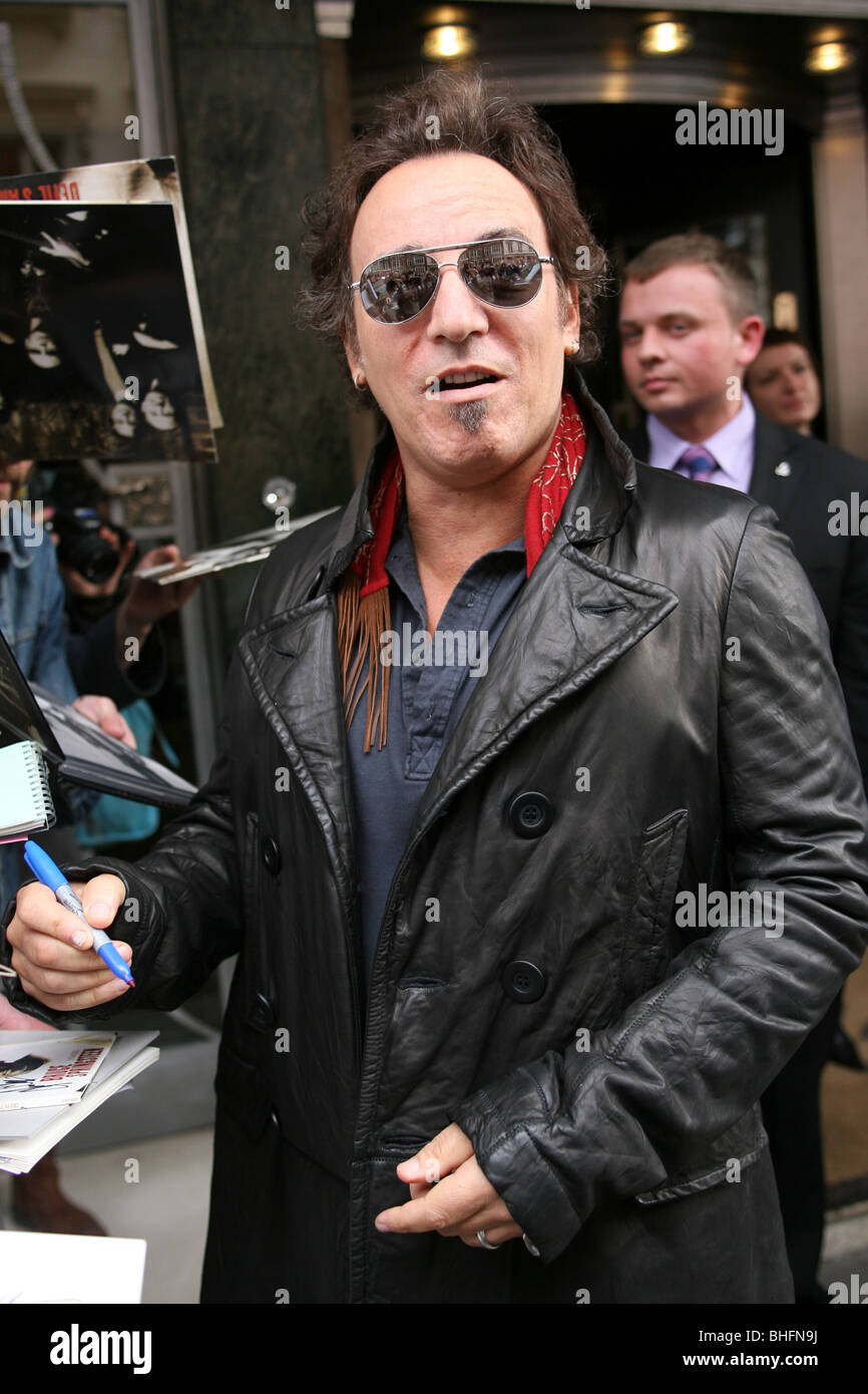 BRUCE SPRINGSTEEN LEAVING A HOTEL IN LONDON Stock Photo - Alamy