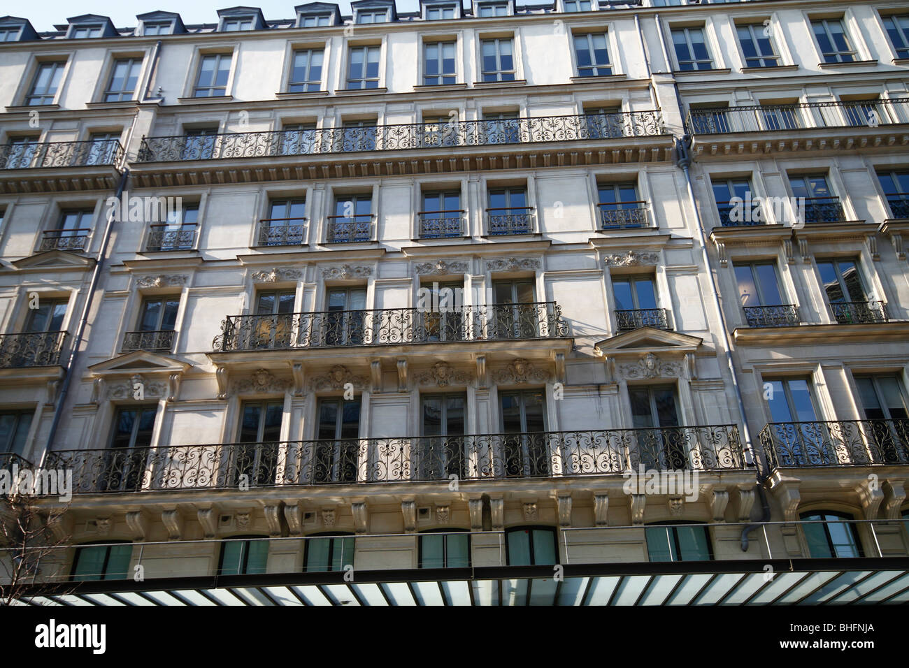 Paris building, classic architecture Stock Photo - Alamy