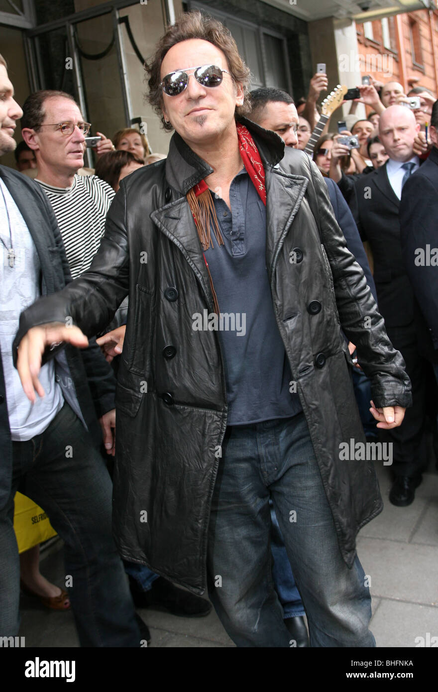 BRUCE SPRINGSTEEN LEAVING A HOTEL IN LONDON Stock Photo - Alamy