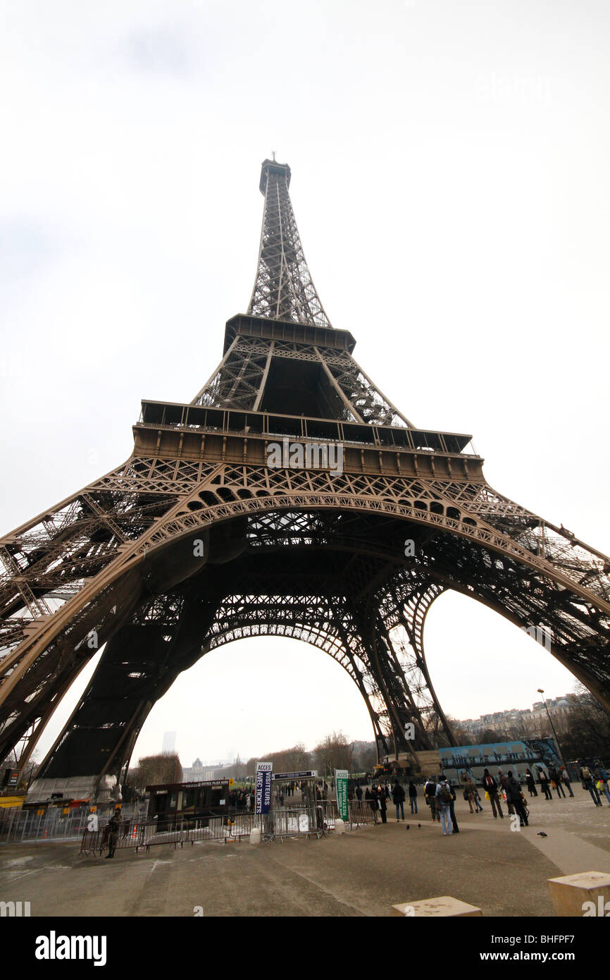 Bottom eiffel tower hi-res stock photography and images - Alamy