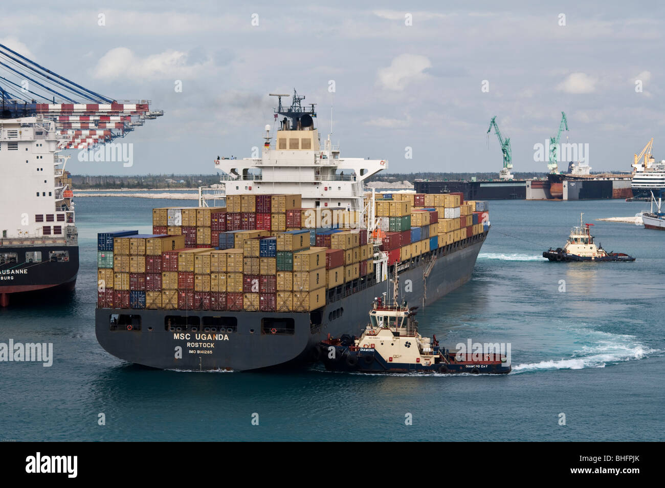 "MV Diamond Cay" assists the "MSC Uganda" in maneuvering through the ...