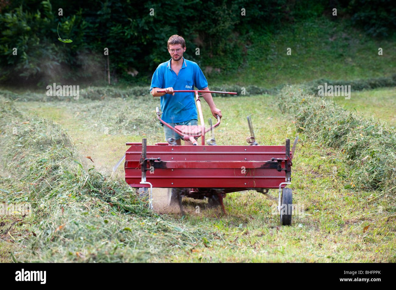 Farmer rowing up hay hi-res stock photography and images - Alamy
