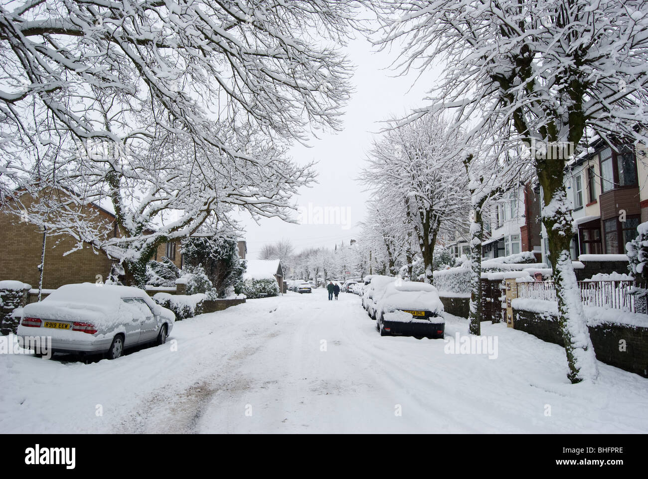 Snowy winter scene housing hi-res stock photography and images - Alamy