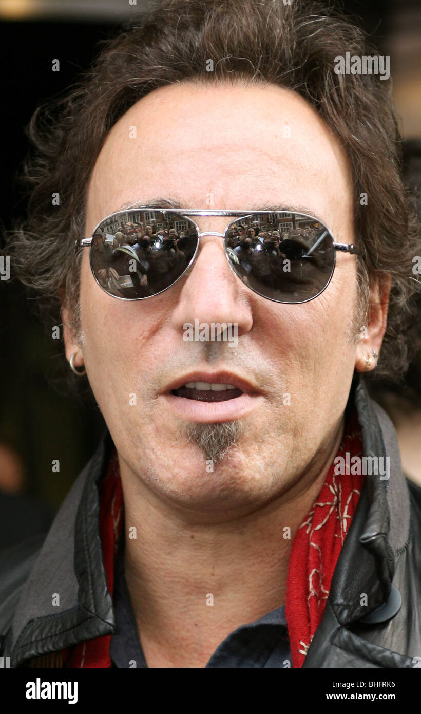 BRUCE SPRINGSTEEN LEAVING A HOTEL IN LONDON Stock Photo - Alamy