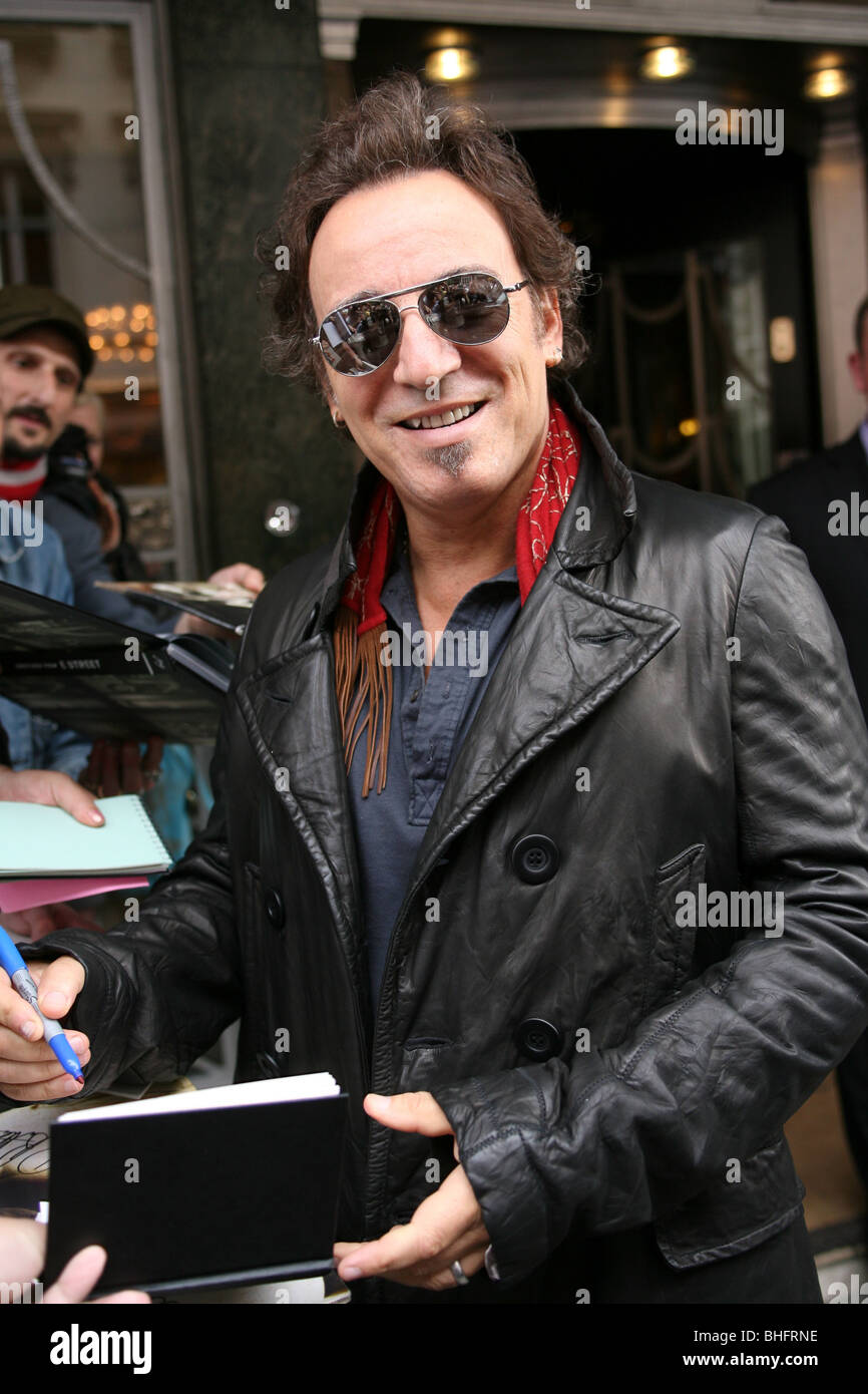 BRUCE SPRINGSTEEN LEAVING A HOTEL IN LONDON Stock Photo - Alamy