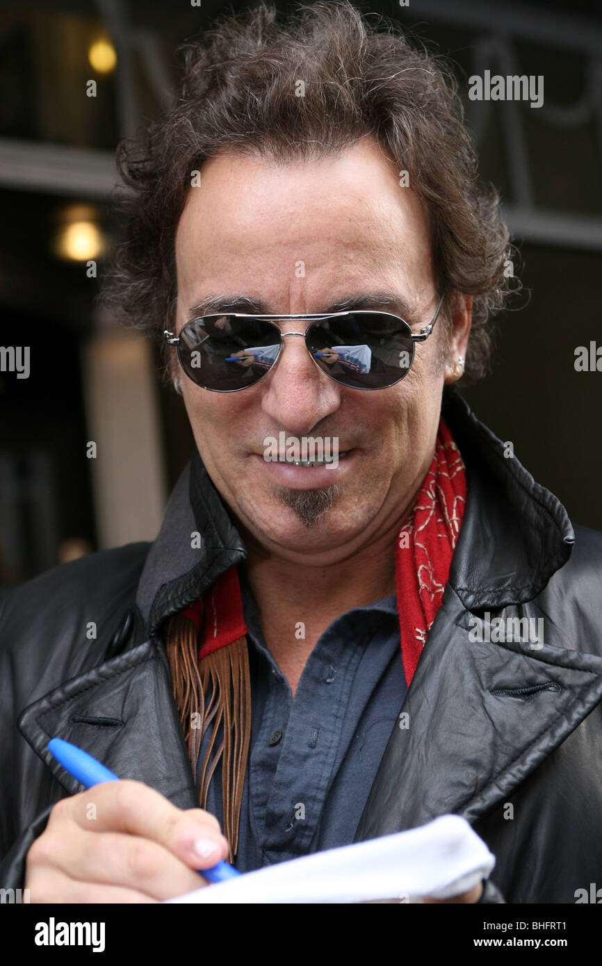 BRUCE SPRINGSTEEN LEAVING A HOTEL IN LONDON Stock Photo - Alamy