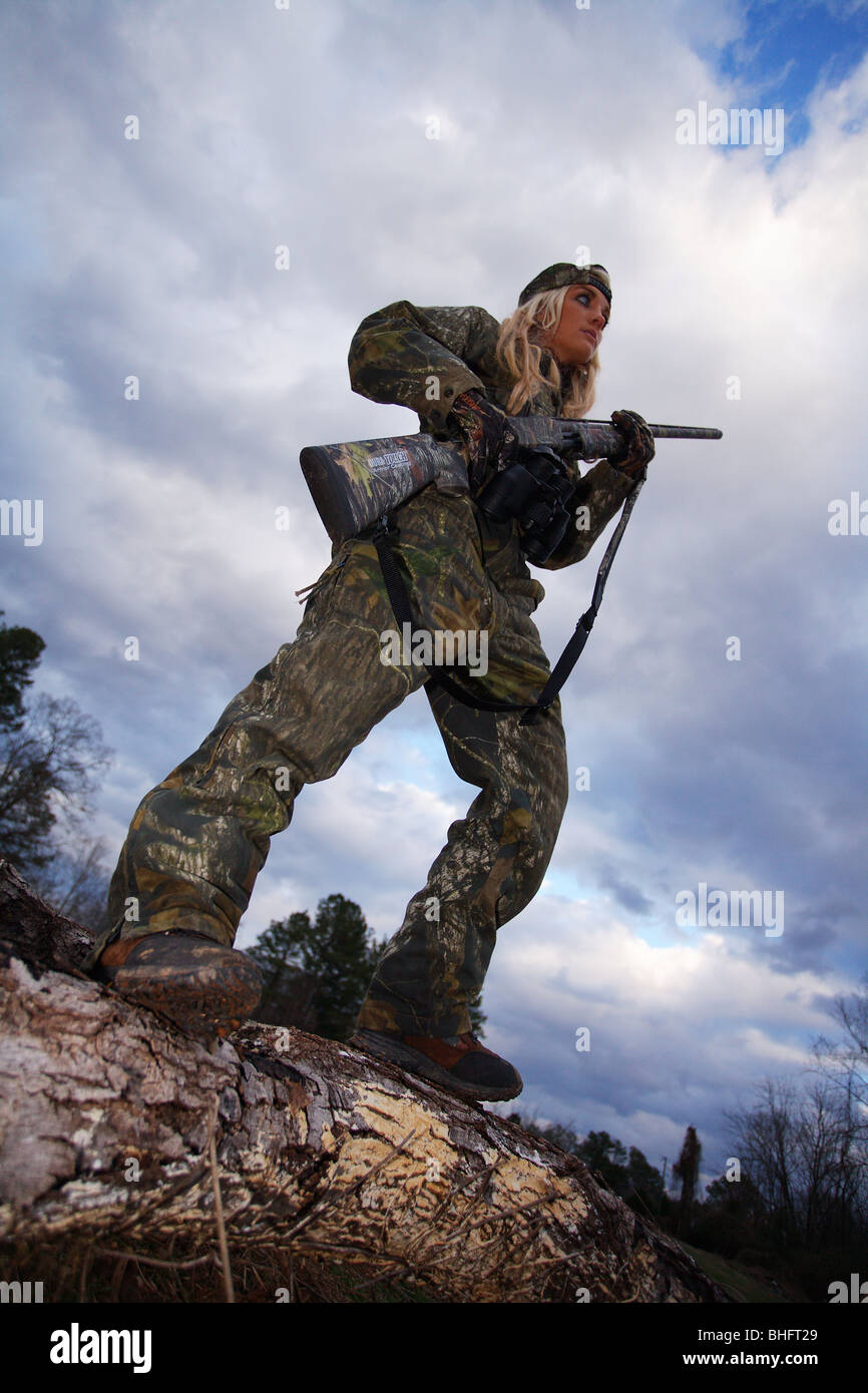 YOUNG WOMAN 21 Y.O. FEMALE HUNTER SITTING IN HEAVY BRUSH GROUND BLIND ...
