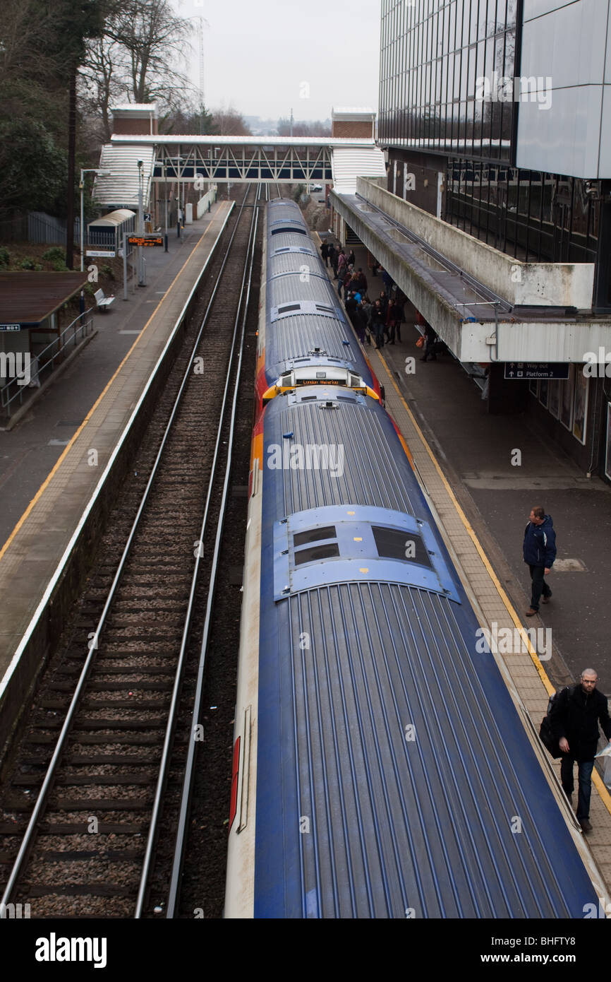 Train waiting in Bracknell Railway Station Stock Photo - Alamy