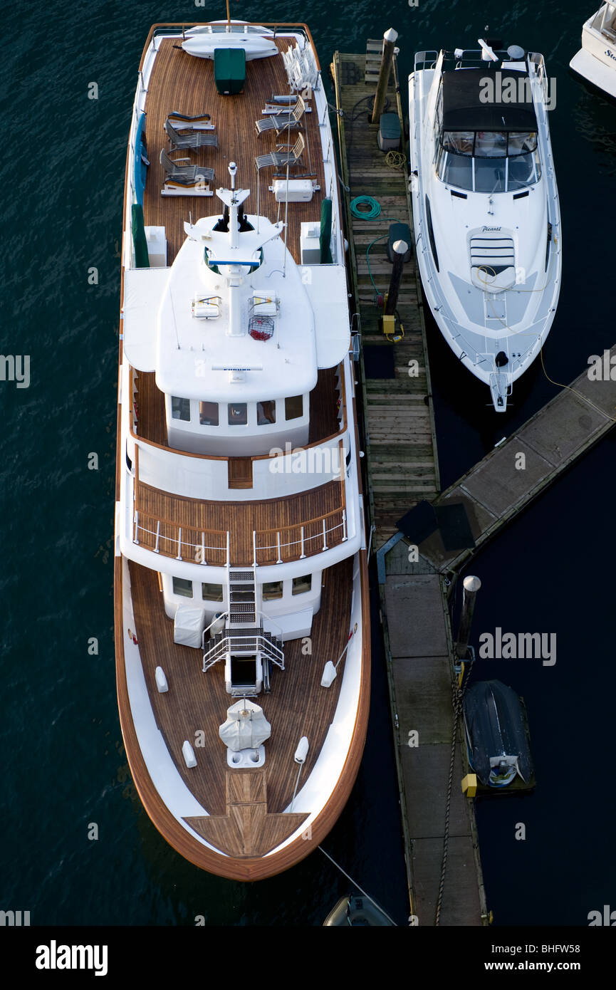 Yacht tied up dock hi-res stock photography and images - Alamy