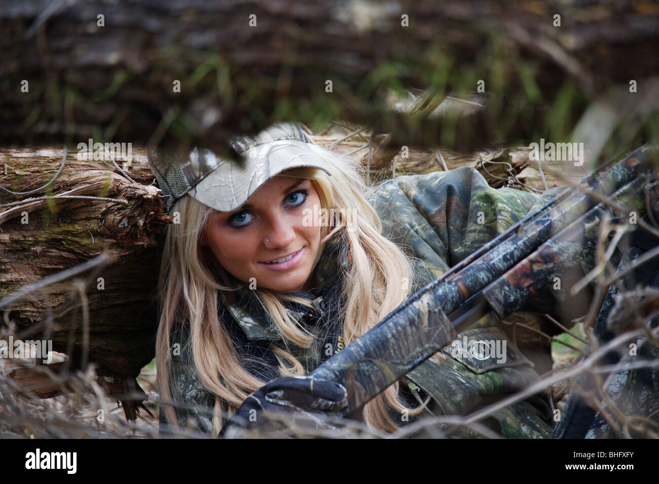 YOUNG WOMAN 21 Y.O. FEMALE HUNTER SITTING IN HEAVY BRUSH GROUND BLIND ...