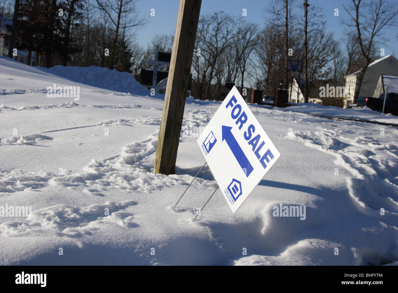 Signage in snowfall hi-res stock photography and images - Alamy