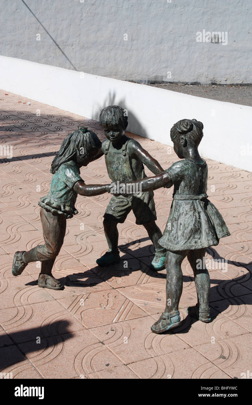 Statue children playing hi-res stock photography and images - Alamy