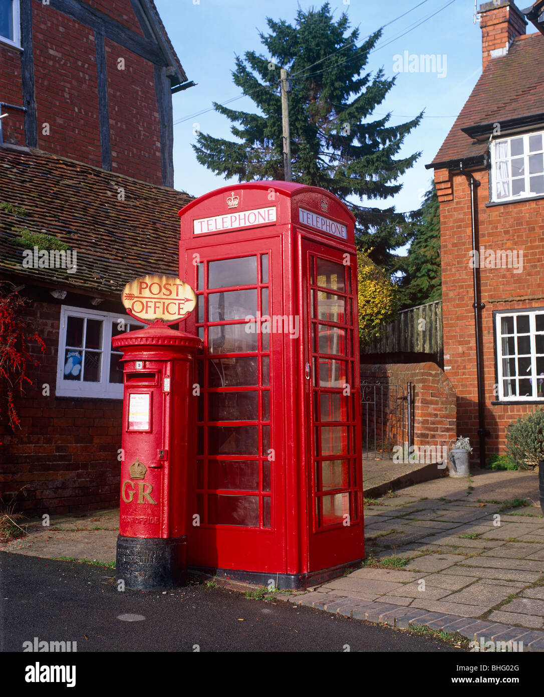 Traditional English red telephone and mail box Stock Photo - Alamy