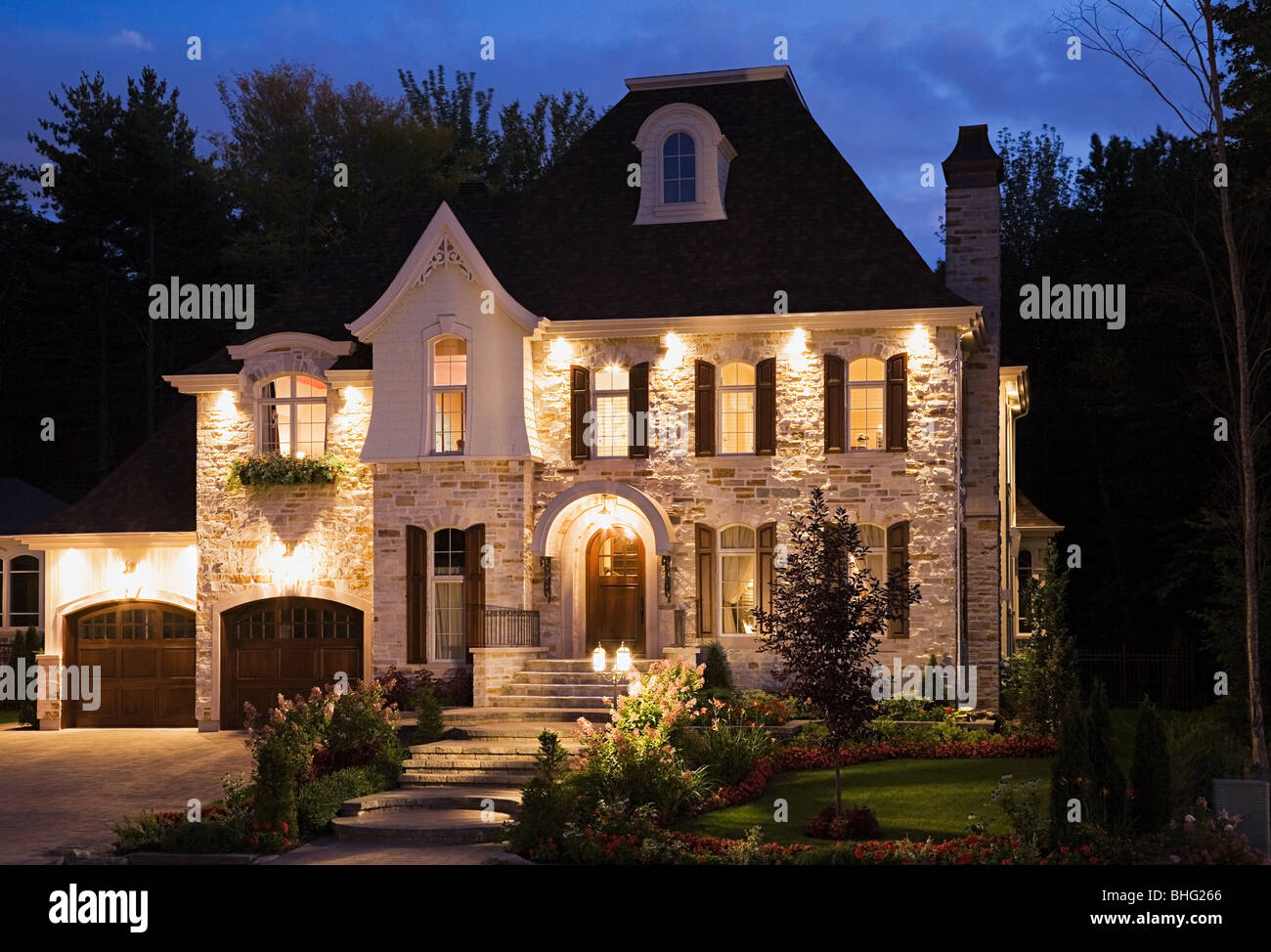 House exterior lighting hi-res stock photography and images - Alamy