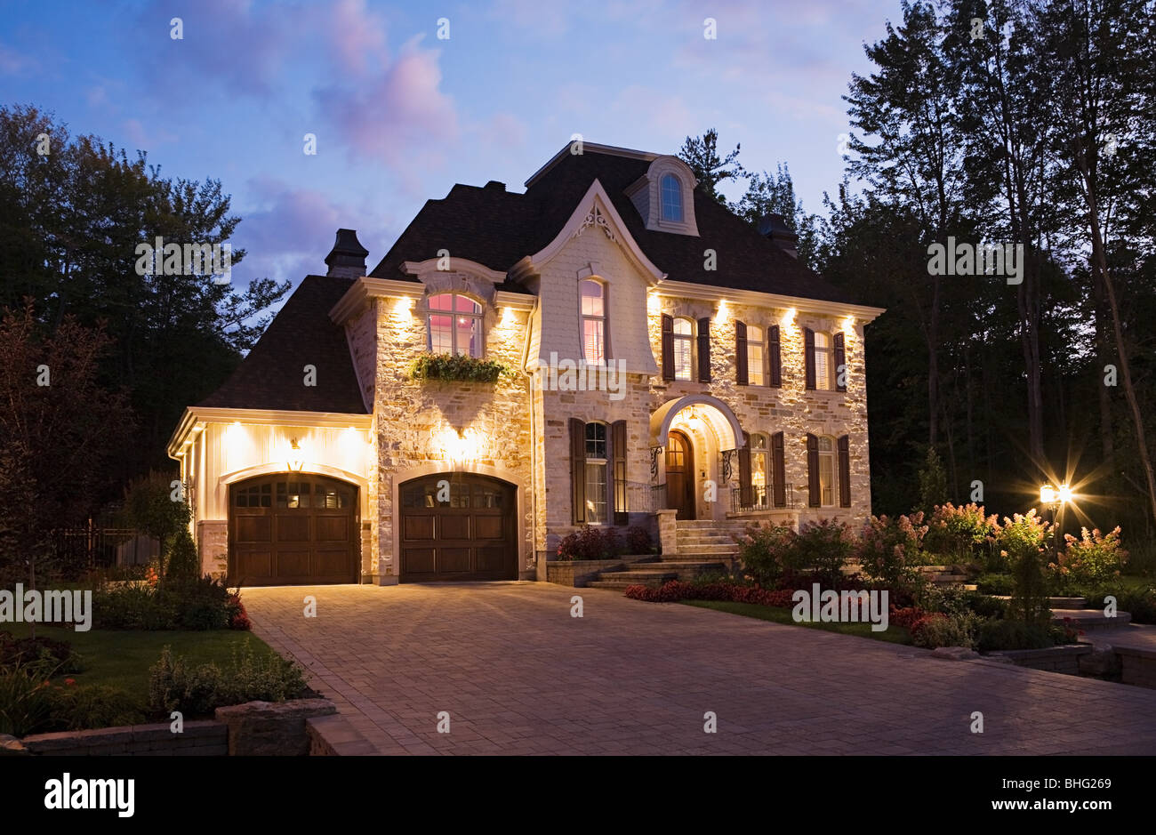 House exterior lighting hi-res stock photography and images - Alamy