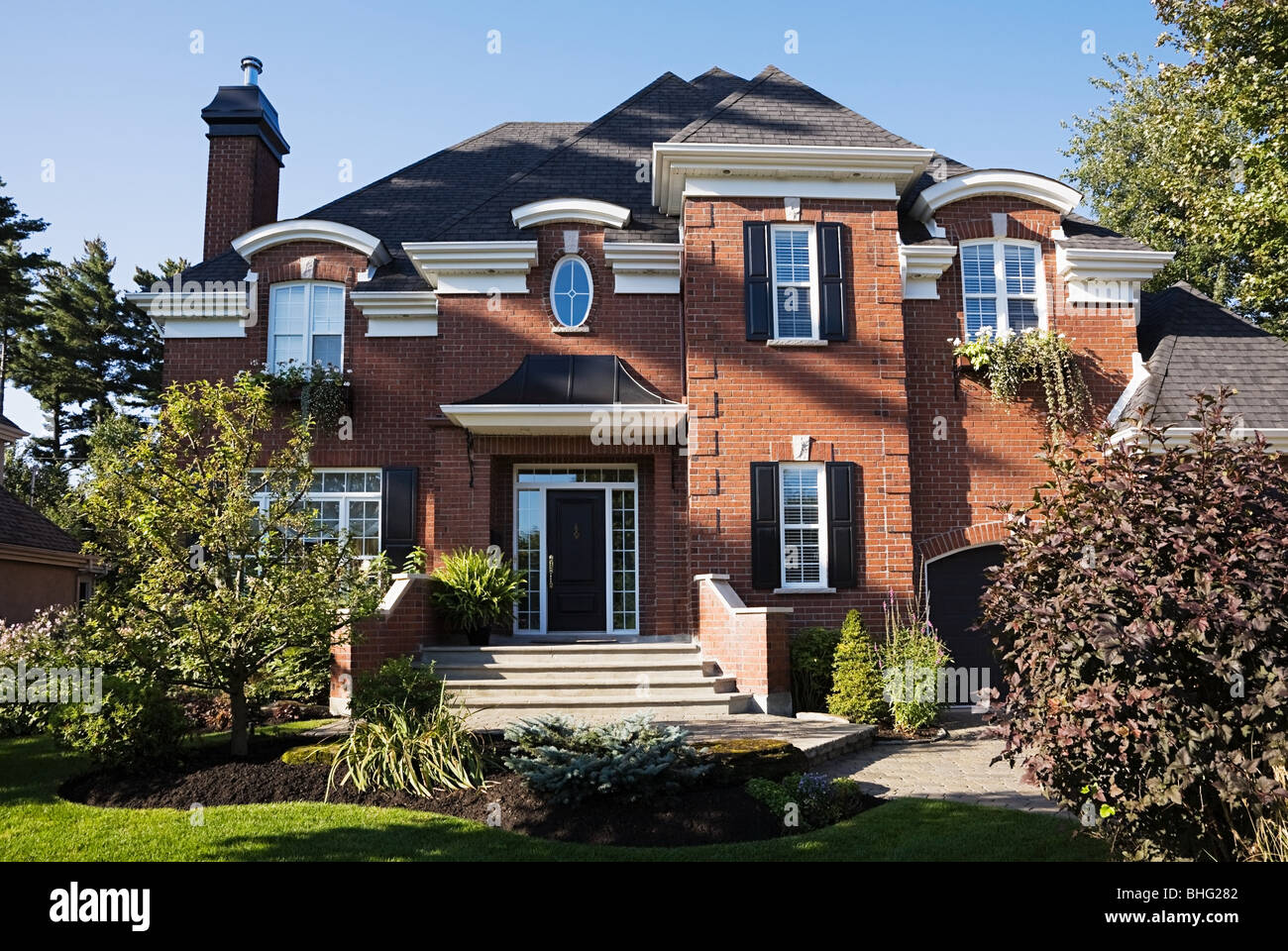 Canadian suburban house hi-res stock photography and images - Alamy