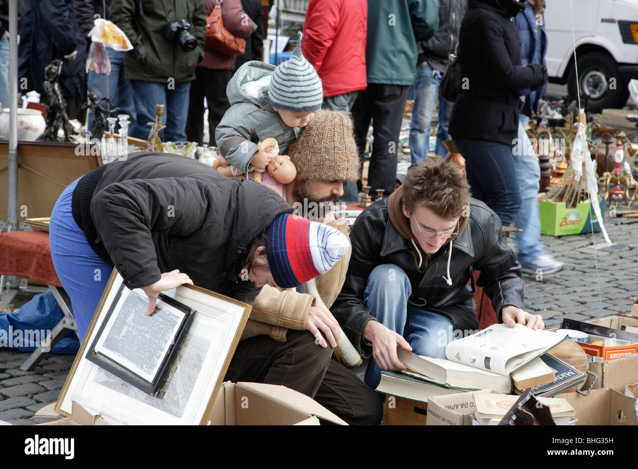 people at flea market Stock Photo - Alamy