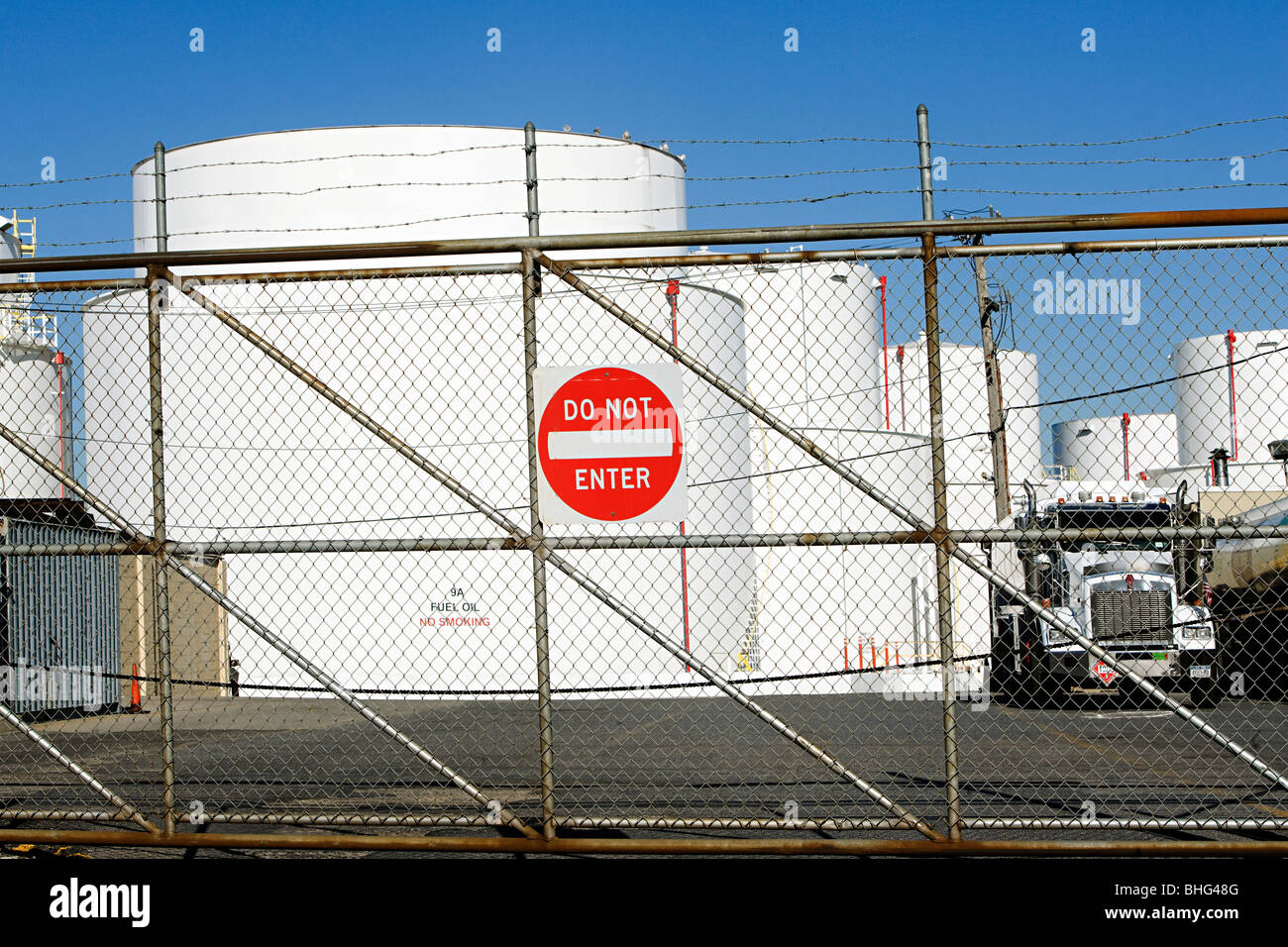 Oil storage tanks hi-res stock photography and images - Alamy