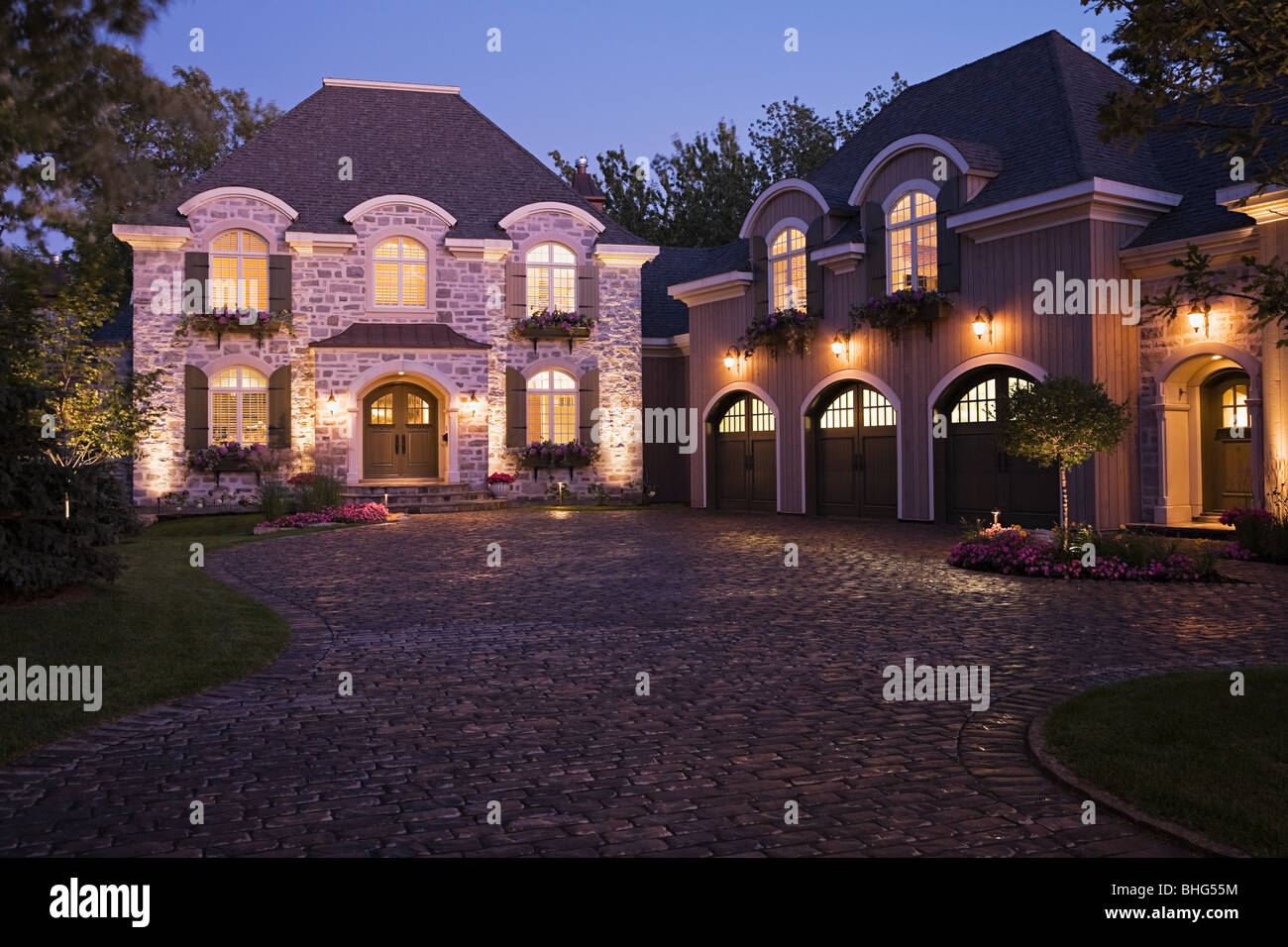 Illuminated structures hi-res stock photography and images - Alamy
