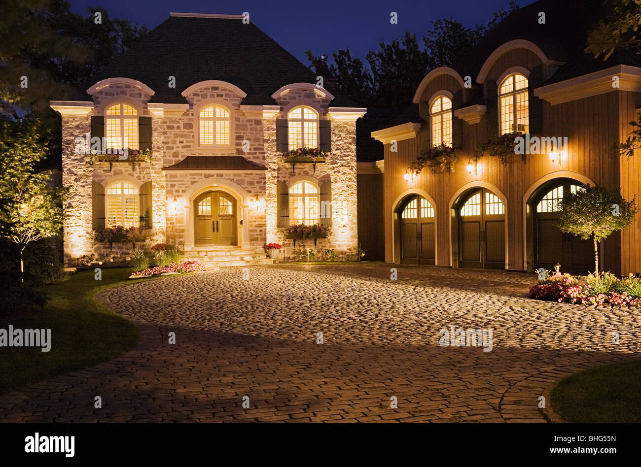 Illuminated house exterior hi-res stock photography and images - Alamy