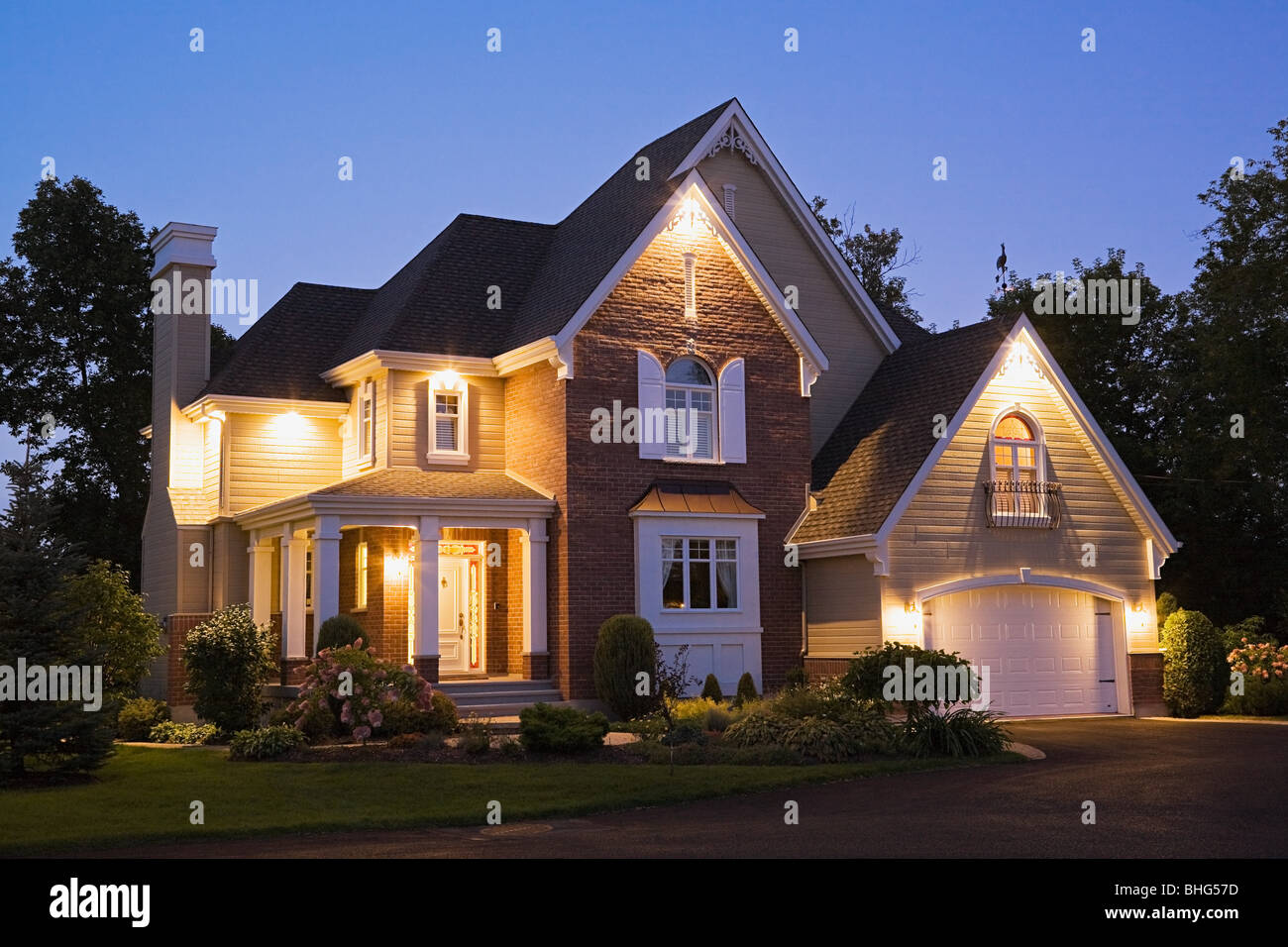 Illuminated house hi-res stock photography and images - Alamy