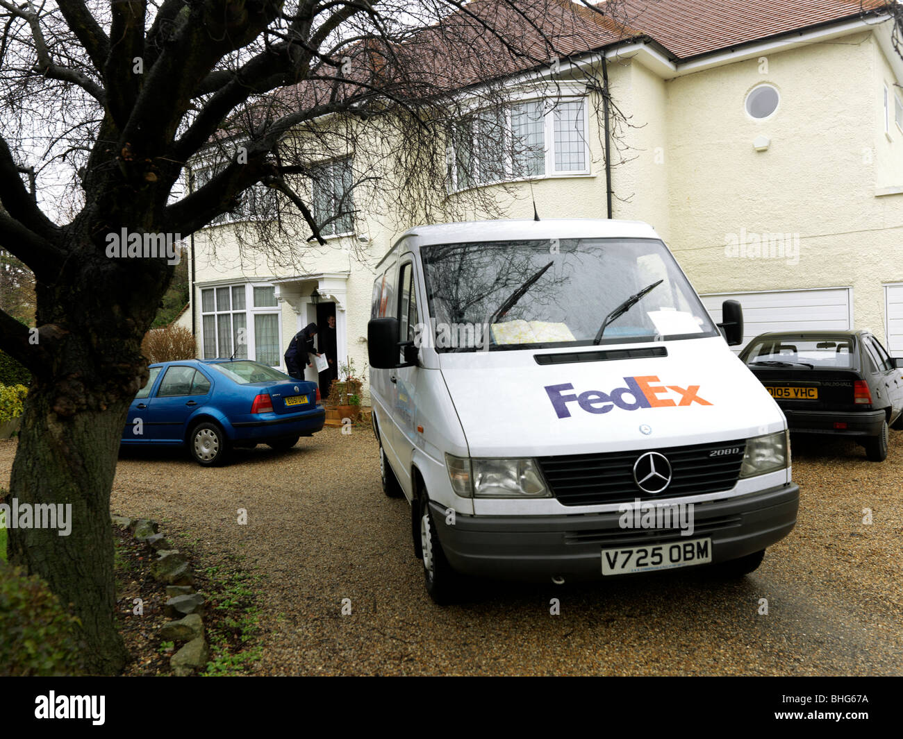 Fedex Delivery Man Stock Photos & Fedex Delivery Man Stock Images - Alamy