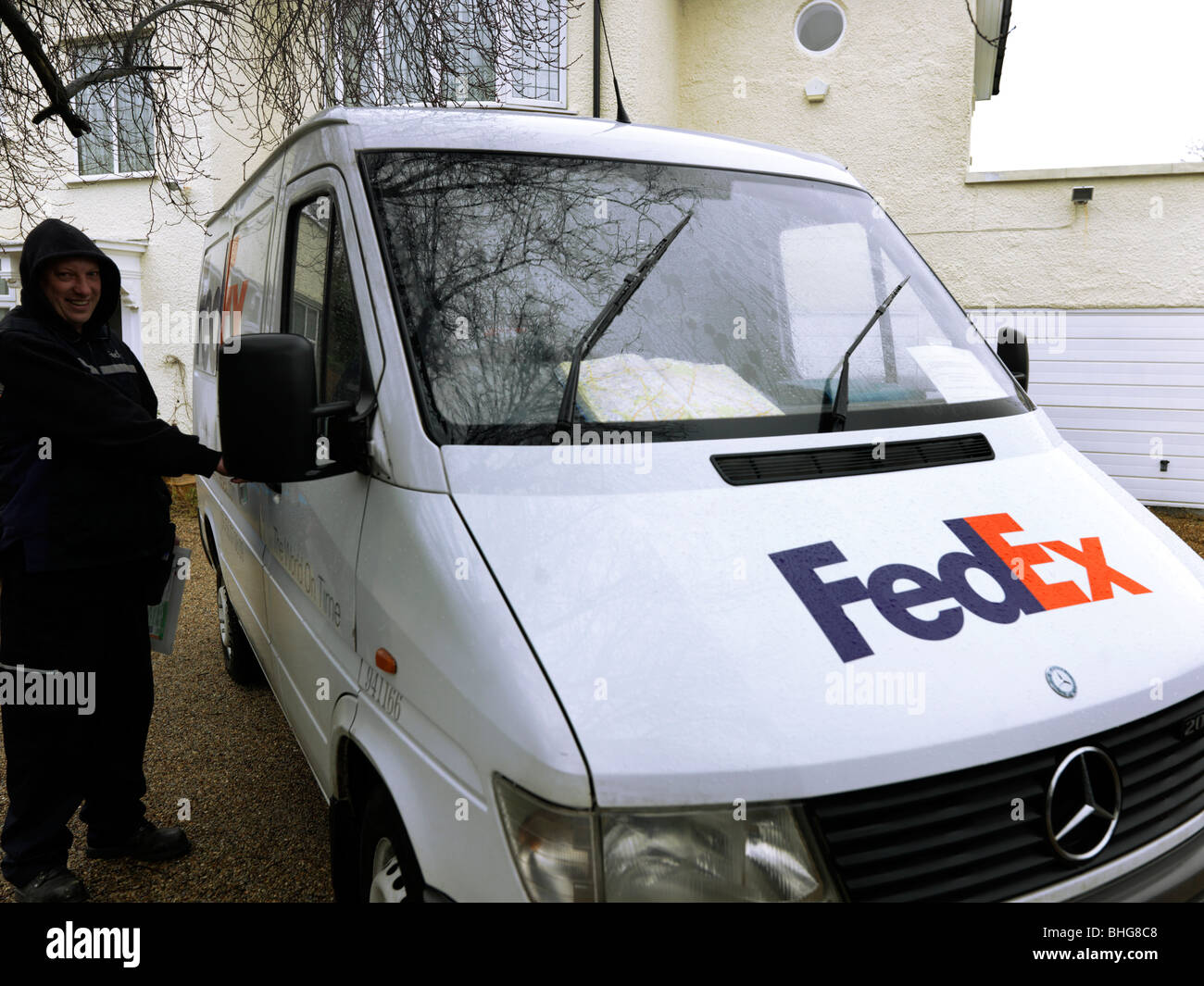 Fedex delivery man hi-res stock photography and images - Alamy