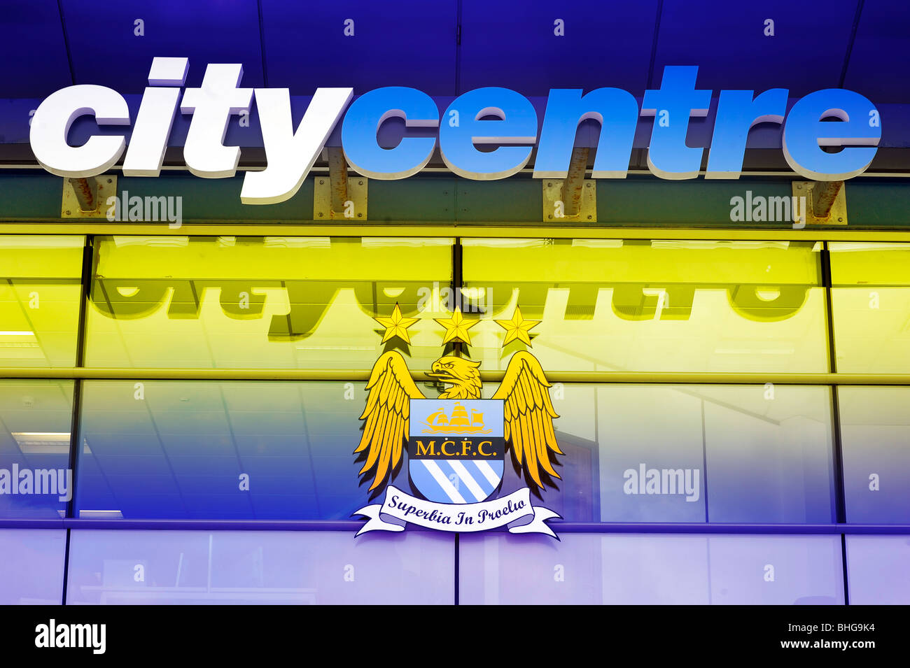 city centre sign mcfc superbia in proelio Stock Photo - Alamy