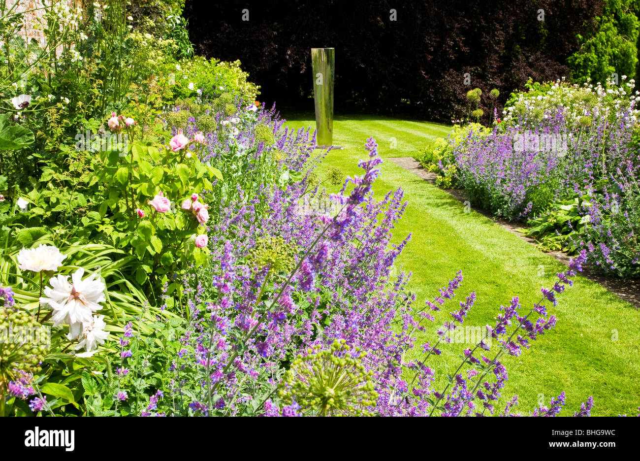 Pathway between water hi-res stock photography and images - Alamy
